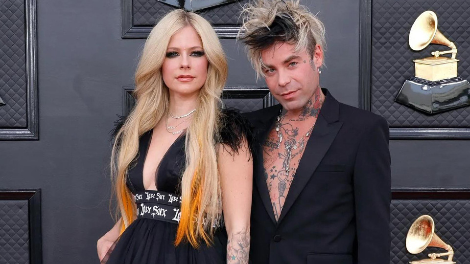 Avril Lavigne驚爆與未婚夫分手！疑被拍得與新歡rapper約會